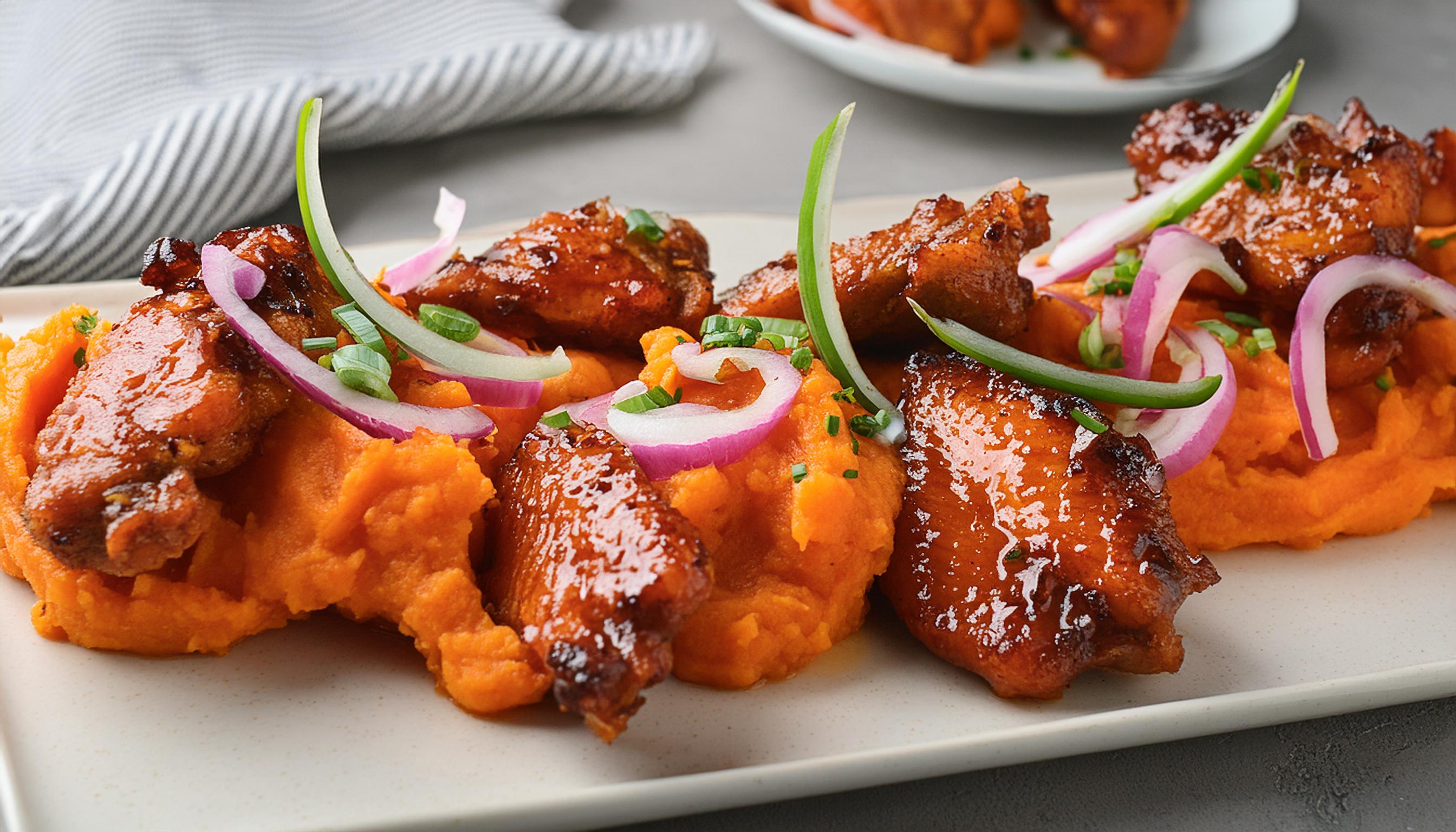 Alitas de pollo deshuesadas en salsa de tomate picante sobre cama de ...