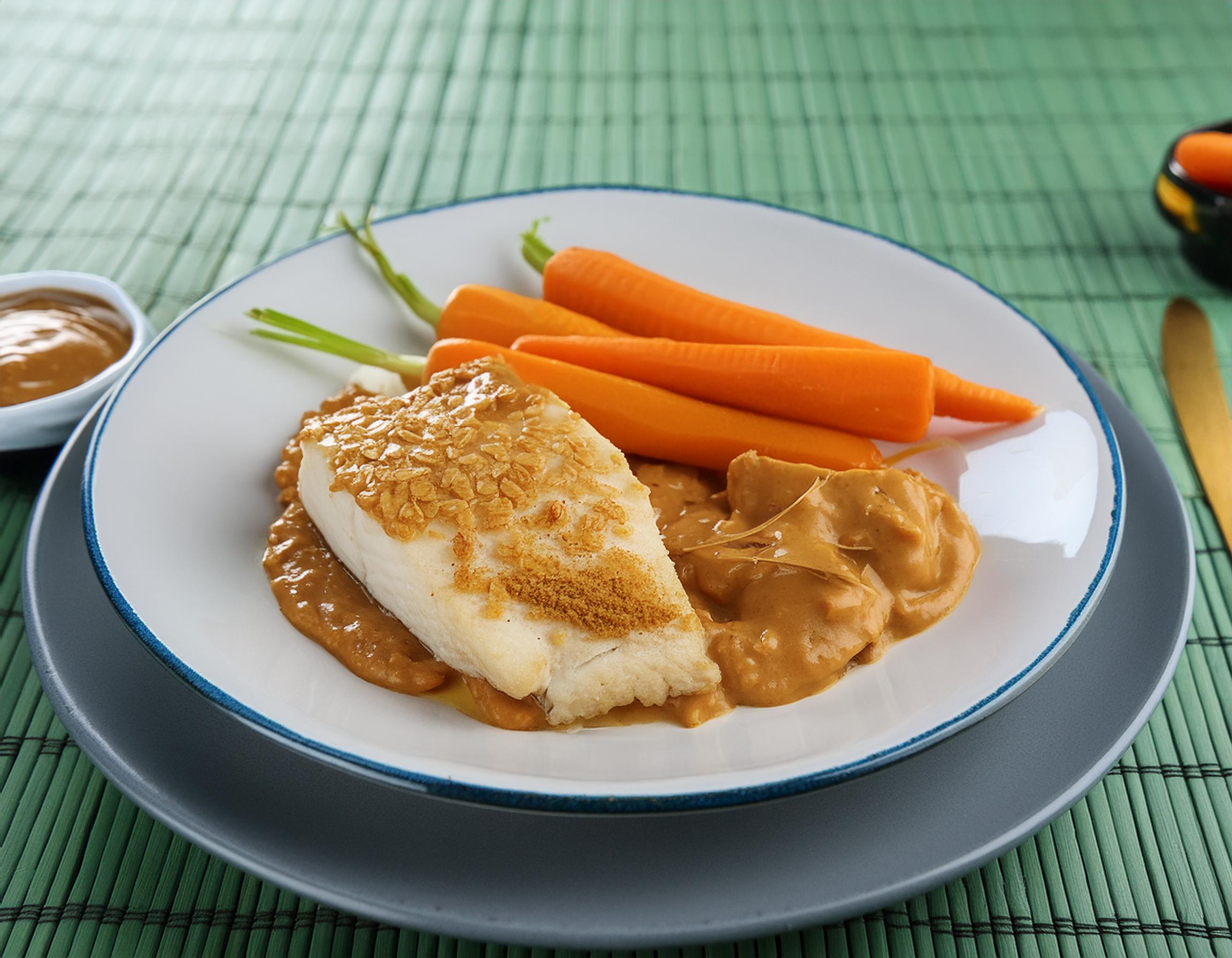 Witvis met knapperig korstje uit de oven en satésaus | Wijko ...