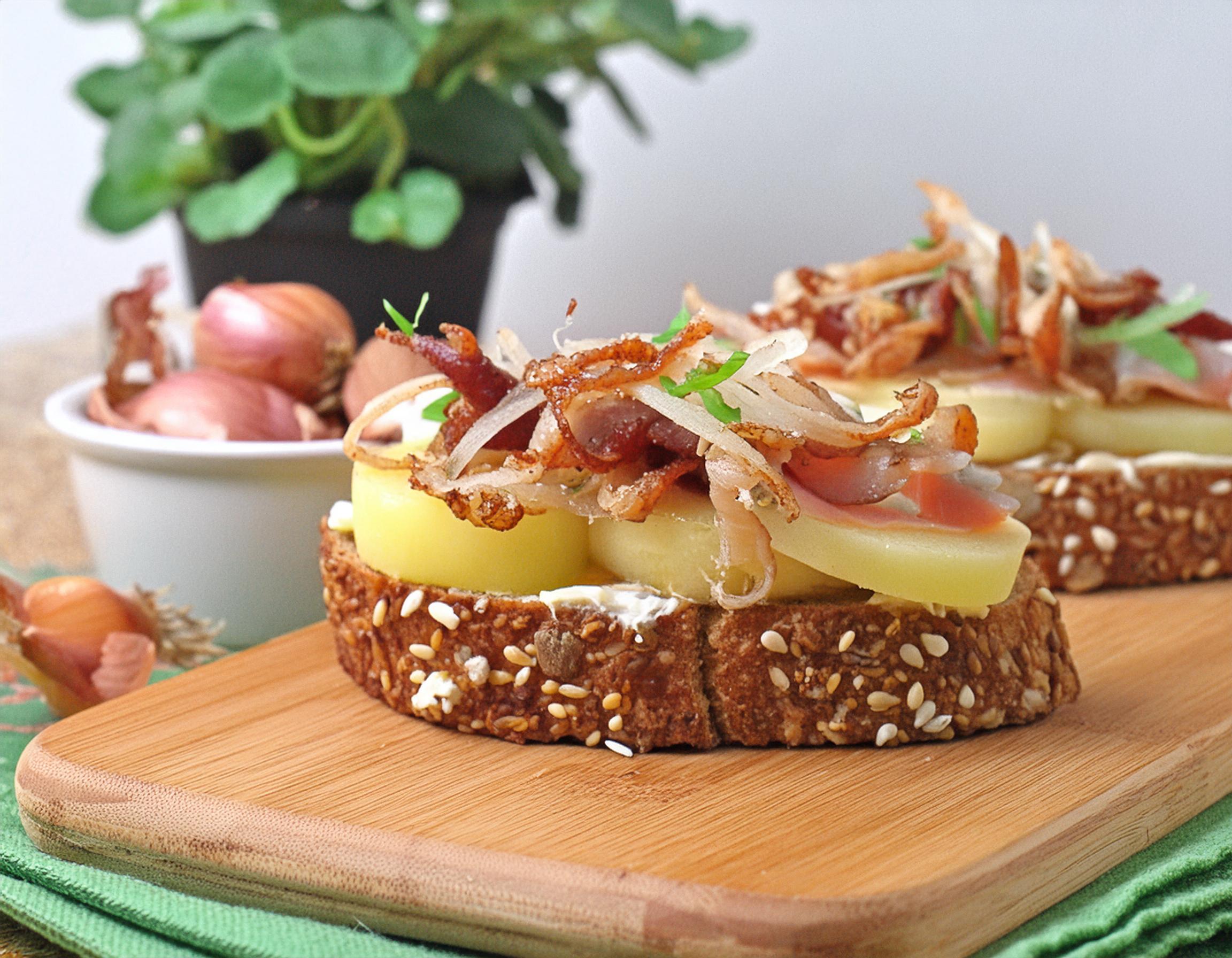 Crostone di pane con patate lesse, pancetta e cotenna croccante | Heinz